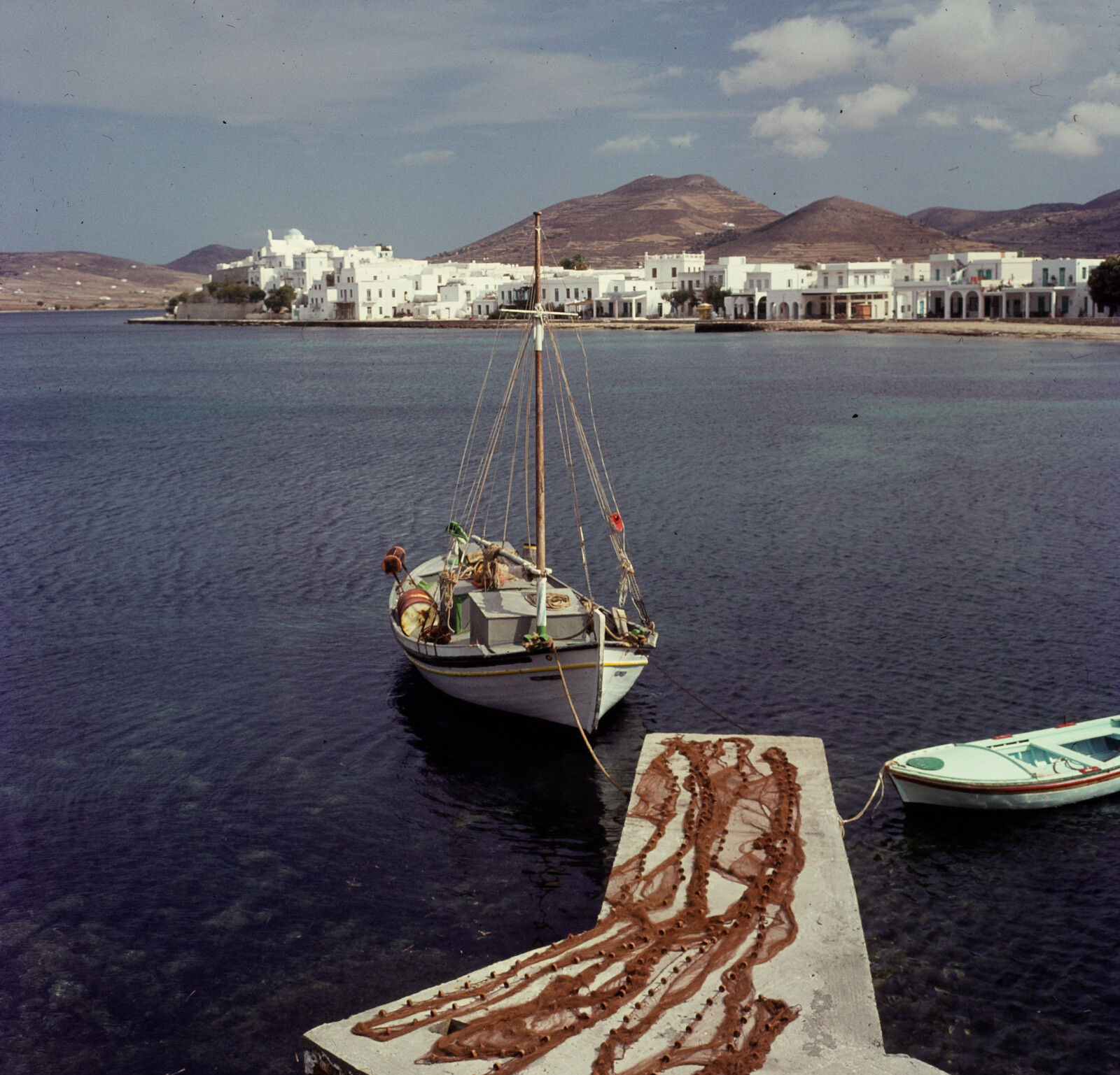 Λαβράκι και μπλου τζίν καμπάνα: Η ζωή των ψαράδων της Πάρου το '70 | LiFO